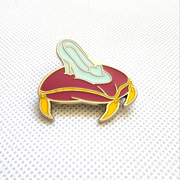 Disney | Jewelry | 525 Disney Cinderella Glass Slipper Trading Pin 27 ...